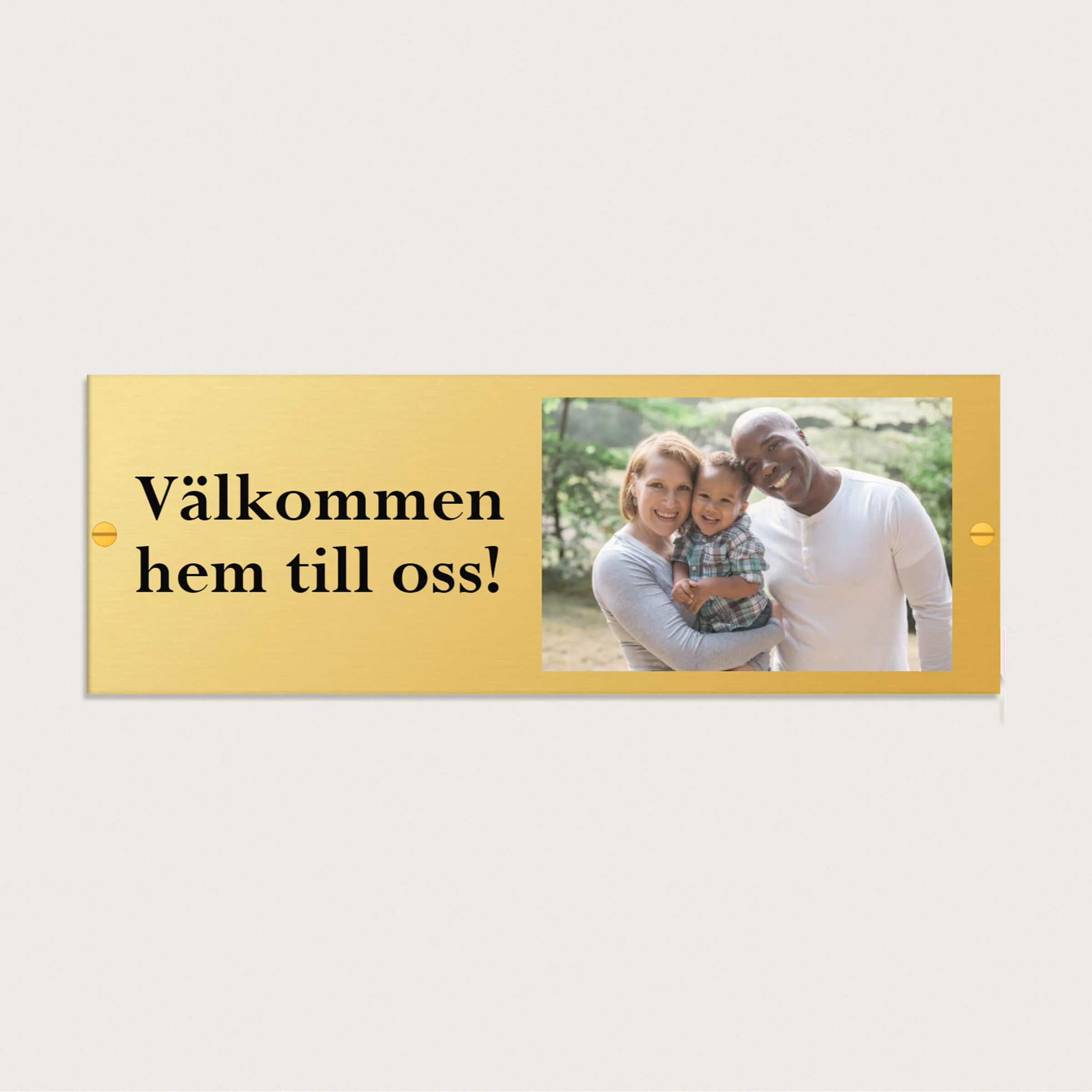 Välkommen hem till oss skylt i Mässing 200 x 70 mm - JCGT